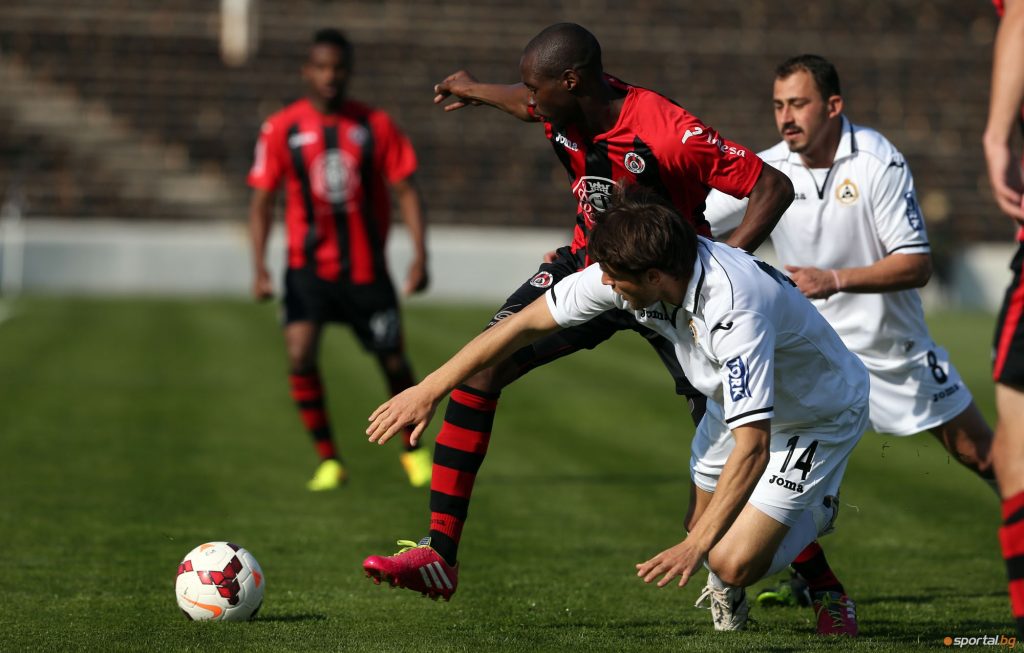 On a discuté avec Azrack Mahamat, ancien milieu de Platanias et ...